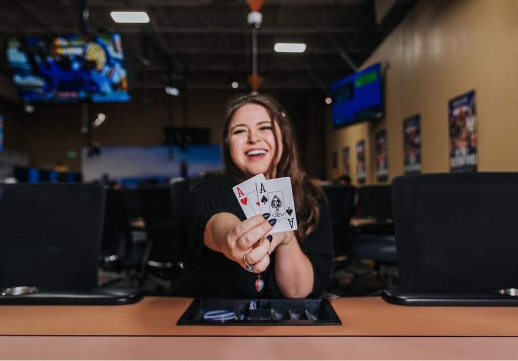 Del show al juego, Caitlin Comeskey despega su carrera pokeril